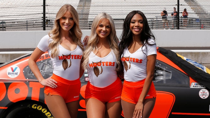 Transgender Woman Suing A New York Hooters For Discrimination Outkick